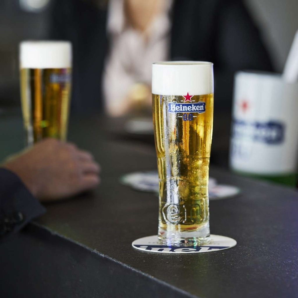 Heineken lança a primeira cerveja 0.0 de pressão em Portugal - Grande ...